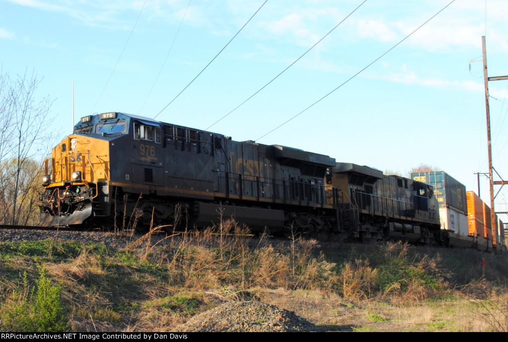 CSX ES44AH 976 in YN3b leads Q191-05